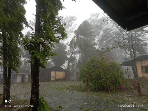 ဆိုင်ကလုန်းမုန်တိုင်း မိုခါ သည် စစ်တွေမြို့၏ အနီးမှစတင်ဖြတ်ကျော်နေသဖြင့် အနီရောင်မှ အညိုရောင