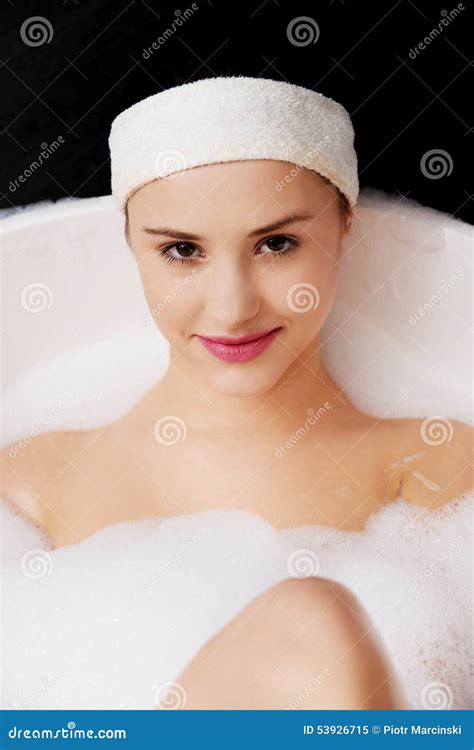 Het Baden Vrouw Het Ontspannen In Bad Stock Afbeelding Image Of Zorg
