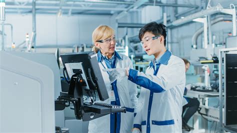 하이테크 공장 아시아 엔지니어 회담에서 여성 감독자 프로그래밍 컴퓨터를 사용 하 여 선택 하 고 인쇄 회로 기판 표면 마운트 조립 라인에 대 한 전자 기계를 배치 합니다