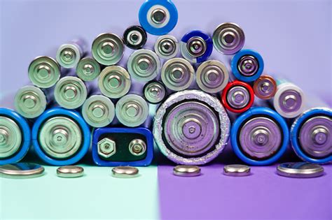 많은 다른 유형 사용 하거나 새로운 배터리 충전식 누 산 기 컬러 배경에 알카라인 배터리 0명에 대한 스톡 사진 및 기타 이미지 Istock