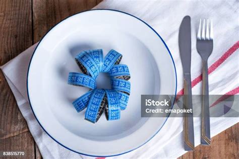 개념 다이어트와 체중 감소입니다 빈 접시 접시 중간에 테이프를 측정 0명에 대한 스톡 사진 및 기타 이미지 0명 개념 건강한 생활방식 Istock