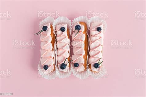 분홍색 파스텔 배경에 크림과 신선한 베리를 곁들인 맛있는 프렌치 에클레어 맛있는 에클레어 세트 개체 그룹에 대한 스톡 사진 및 기타 이미지 Istock