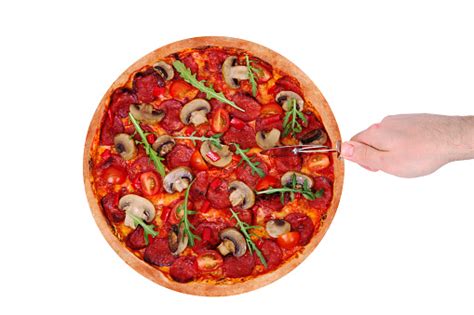 남자는 매운 살라미 아루굴라 체리 토마토 버섯 텍사스 향신료 믹스 피자 커터와 함께 뜨거운 피자를 잘라 흰색으로 격리된 상단 보기 레스토랑에 대한 스톡 사진 및 기타 이미지