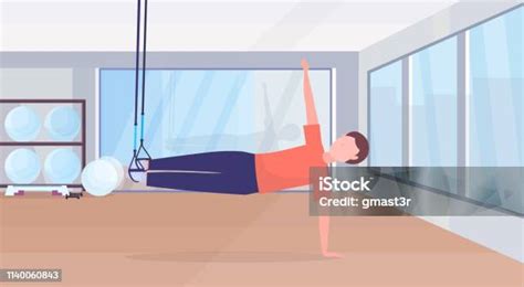 스포티 남자 일 운동으로 서 스 펜 션 피트 니스 스트랩 탄성 로프 남자 훈련 크로스 핏 운동 개념 현대 체육관 스튜디오 인테리어 수평 플랫 전체 길이 개념에 대한 스톡