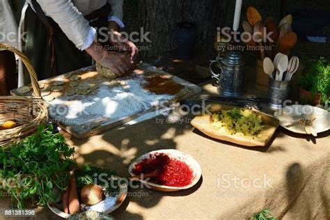 테이블 여성 베이커 전통적인 중세 도넛을 준비 하 고 거기는 또한 나무 접시 Marmelade 꿀 시음을 위한 나무 숟가락에 베이컨과 기장 가루로 빻은에 대한 스톡 사진 및