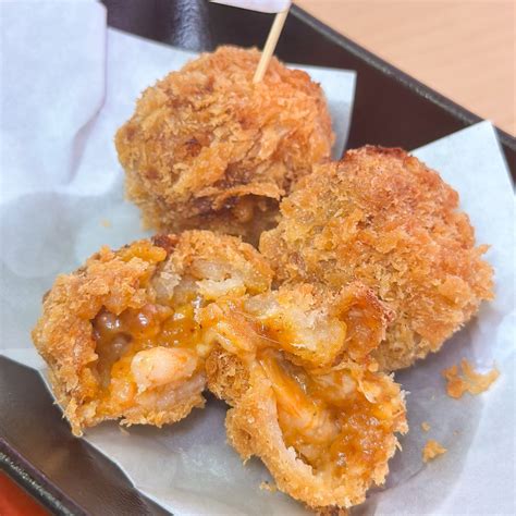 Eat Here วิธีทำ 1 ตั้งกะทะใส่น้ำมันพืชนำกระเทียมลงไปเจียวจนสีเหลืองสวย 2 ตามด้วยไข่ไก่และใบ