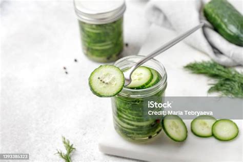 절인 오이와 함께 유리 항아리가있는 포크에 오이 조각 야채 스낵 복사 공간 0명에 대한 스톡 사진 및 기타 이미지 0명 건강한 생활방식 그릇 Istock