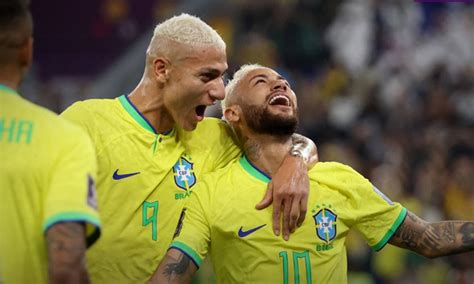 தென் கொரியாவை 4 1 என்ற கோல் கணக்கில் வீழ்த்தி காலிறுதிக்கு முன்னேறியது பிரேசில் Brazil Beat