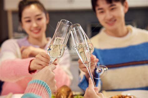 파티에서 술을 마시고 잔을 부딪치는 젊은 사람들의 클로즈업 사진 무료 다운로드 Lovepik