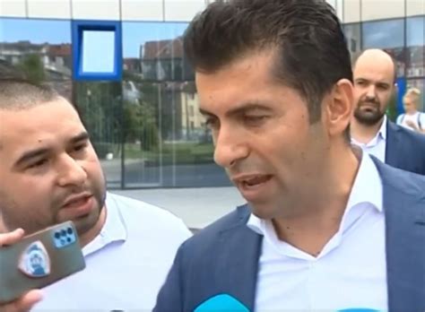 КИРО СИ ИЗПУСНА НЕРВИТЕ Вижте как удари с лакът журналист заради неудобен въпрос за Лена и