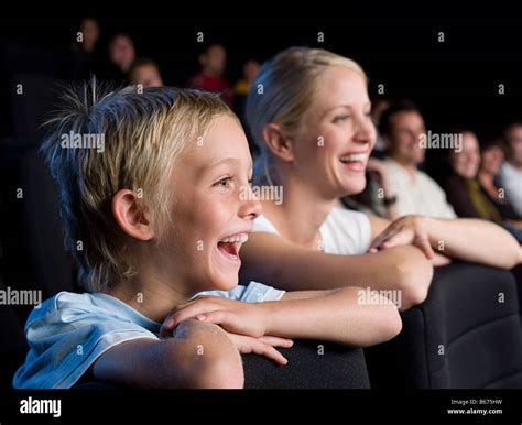 Madre E Hijo Viendo Una Película Fotografía De Stock Alamy