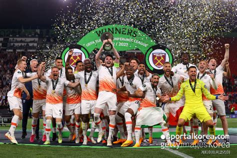 58년 만에 트로피 들었다 웨스트햄 컨퍼런스리그 우승 오늘의 축구 Your Field