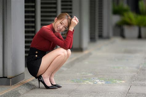 아시아인 모델 여성 긴 머리 검은 머리 쪼그리고 앉는 Hd 배경 화면 Wallpaperbetter