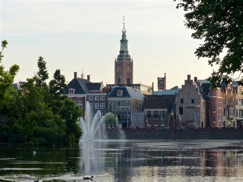 무료 이미지 지평선 샤토 시티 강 운하 도시 풍경 반사 경계표 수로 네덜란드 헤이그 붙잡다 빈넨 호프 분수 물 특징 Hofvijver