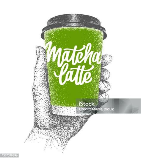 말차 라떼가 갈 수 있습니다 녹차 테이크 아웃 테이크아웃 인간의 손에 종이 컵 글자를 적어 손으로 그린 스케치 벡터 그림입니다 라떼에 대한 스톡 벡터 아트 및 기타 이미지