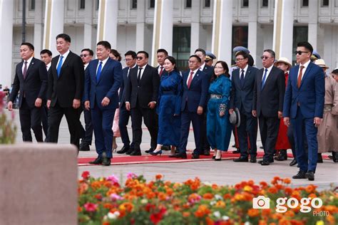 Жанжин Д Сүхбаатарын хөшөөнд цэцэг өргөж Их эзэн Чингис хааны хөшөөнд хүндэтгэл үзүүллээ