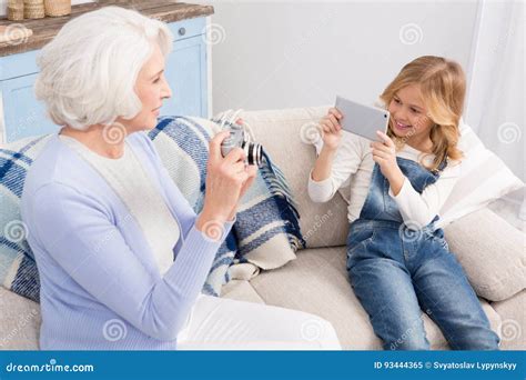 Бабушка и внучка делая фото Стоковое Изображение изображение насчитывающей телефон девушка