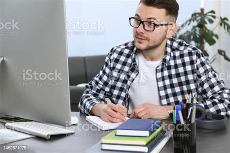 집에서 공부하기 위해 현대 컴퓨터를 사용하는 청년 원격 교육 20 24세에 대한 스톡 사진 및 기타 이미지 20 24세