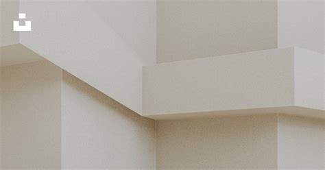 벽에 시계가 걸려 있는 하얀 방 사진 Unsplash의 무료 무늬 이미지
