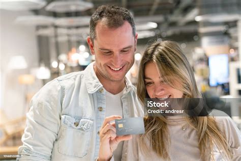 신용 카드를 사용 하 여 가구가 게에서 쇼핑 하는 행복 한 커플 2명에 대한 스톡 사진 및 기타 이미지 2명 가구 가구점 Istock
