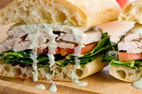 구운 빵에 칠면조 샌드위치 또는 치킨 샌드위치 베이컨을 녹인 스위스 치즈 볶은 양파 양상추 토마토 마요네즈 양념 한 소금과 후추 클래식 한 미국 레스토랑 또는 식당 점심