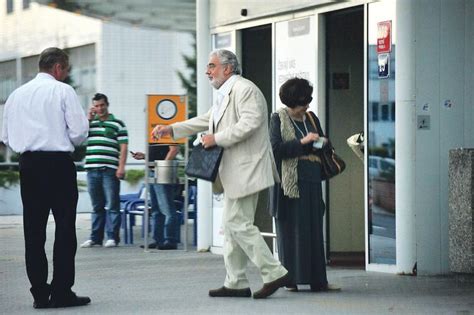 ОБВИНУВАЊА ЗА СЛАВНИОТ ПЕЈАЧ Колешка во програма во живо го овини дека ја НАПАСТВУВАЛ со години