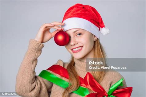 그녀의 얼굴 근처에 크리스마스 트리 장난감귀여운 여자의 초상화 2021 년 레드 Bauble 흰색 배경에 사진 개념에 대한 스톡 사진 및 기타 이미지 Istock