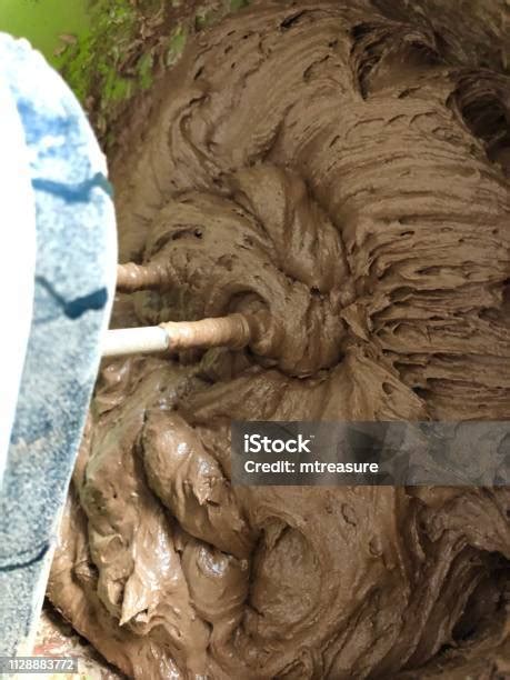 믹스 하는 그릇 된 녹색 플라스틱 주방에 전기 털 믹서로 혼합 되 고 수 제 초콜릿 스펀지 케이크 반죽 혼합물의 이미지 0명에 대한 스톡 사진 및 기타 이미지 Istock