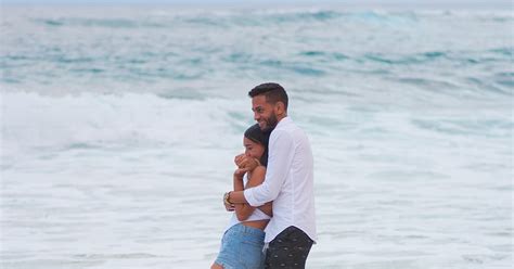 해변에서 포옹하는 남자와 여자 사진 Unsplash의 밀월 이미지