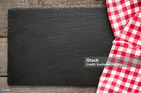 소박한 나무 보드 빨간색 체크 무늬 냅킨 및 메뉴 또는 조리법에 대 한 복사 공간을 가진 검은 슬레이트 접시 식당을 위한 메뉴 카드 0명에 대한 스톡 사진 및 기타 이미지
