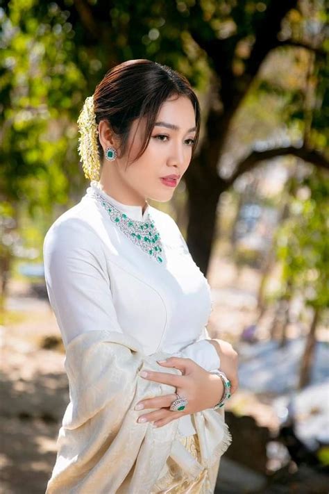Pin By Pyae Phyo On မြန်မာအကျီ Beauty First Beauty Graceful