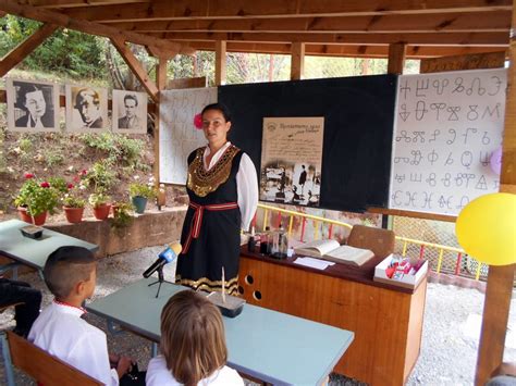 Учителка с народна носия преподава в класна стая на открито