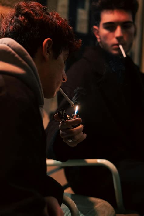 이스탄불에서 밤에 담배를 피우는 두 남자 · 무료 스톡 사진