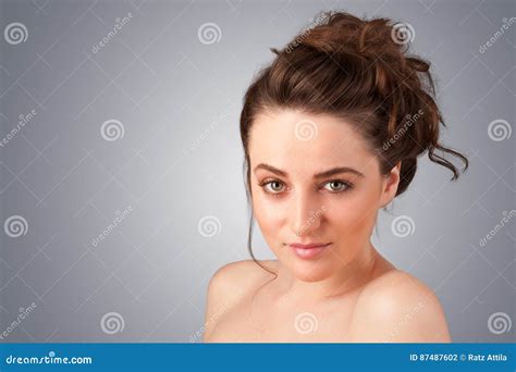 Chiuda Sul Ritratto Di Bella Giovane Ragazza Nuda Fotografia Stock Immagine Di Sfondo Testa