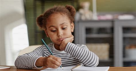 귀여운 아프리카계 미국인 소녀가 나무 책상에 앉아 있는 동안 그림을 그리는 초상화 복사 공간 사진 Unsplash의 여자 이미지