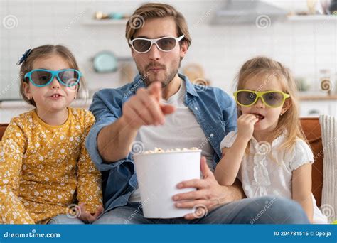 Familia Feliz Viendo La Tele En Casa Y Comiendo Palomitas Imagen De Archivo Imagen De Junto