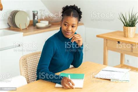 집에서 사업 업무를 기록하는 아프리카 계 미국인 사업가 25 29세에 대한 스톡 사진 및 기타 이미지 25 29세 가정의 방 개선 Istock