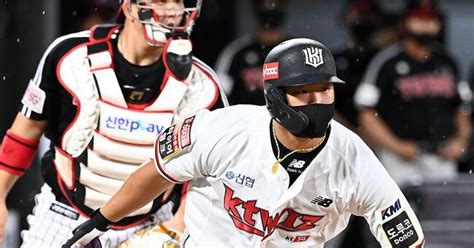 ‘3볼 타격 아웃 추격 찬물 끼얹은 4할타자 방망이 던지며 괜한 화풀이