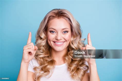 클로즈업 사진 놀라운 아름 다운 그녀는 그녀의 여자 손 팔 손가락이 빈 공간을 나타냅니다 프로 모션 딤 플 광대 뼈 착용 캐주얼 화이트 T 셔츠 청바지 데님 옷 복장 고립