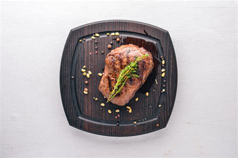 보드에 향신료의 송아지 스테이크 최고의 볼 수 있습니다 텍스트에 대 한 여유 공간입니다 에 나무 배경 갈비 스테이크에 대한 스톡 사진 및 기타 이미지 Istock