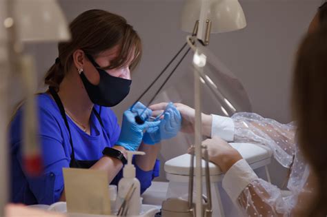 매니큐어 마스터는 미용실에서 손톱 귀여운 예쁜 젊은 여자를 만든다 20 24세에 대한 스톡 사진 및 기타 이미지 20 24세 2명 30 34세 Istock