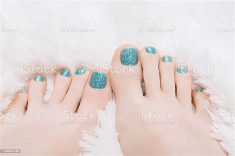 해양 네일 디자인여성 발 반짝이는 시안 매니큐어 페디큐어 화이트 푹신한 배경 페디큐어에 대한 스톡 사진 및 기타 이미지