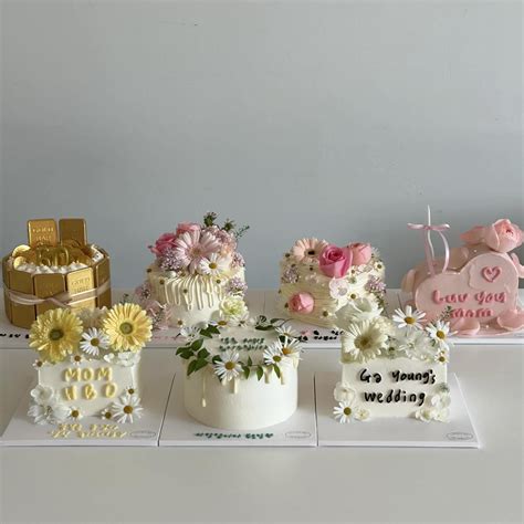 울산케이크 울산생화케이크 울산당일케이크 끊임없이 케이크 작업하기🎂🤍 케이크 작업이 많아 상담 답변이 지연되고 있어요 틈틈이 답변드리고 있으니 조금만 기다려주세요