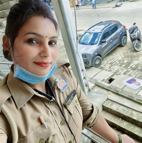 Voompla Sherlyn Chopra Reacts To Poonam Pandays Kissing Facebook