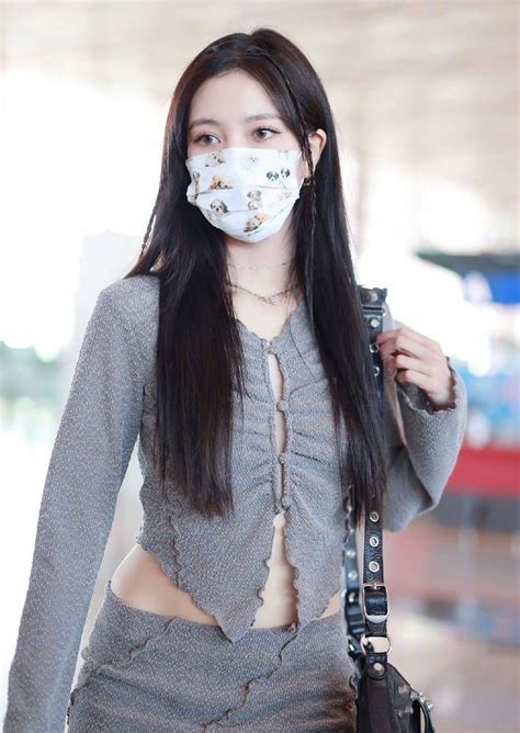 宋妍霏女团造型好辣！露脐上衣搭配短裙性感酷飒 搜狐大视野 搜狐新闻