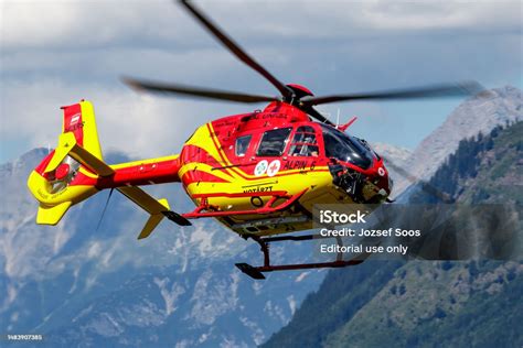 공항과 비행장에서 의료 헬리콥터 로터크래프트와 메디케이드 일반 항공 산업 항공 구급차 수송 항공 운송 비행 및 비행 헬리콥터에