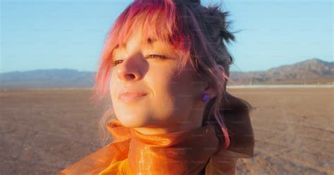 노란색 재킷을 입은 분홍색 머리를 가진 여자 사진 Unsplash의 여자 이미지