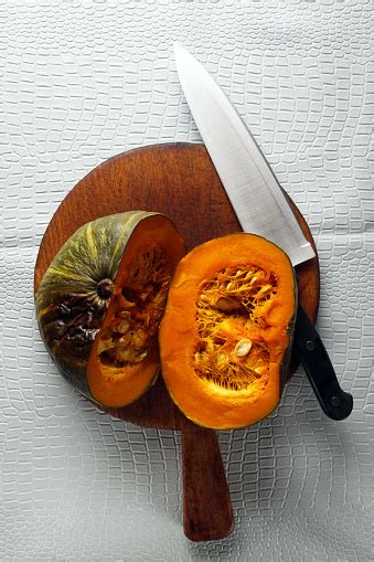 나무 도마와 칼 요리사에 오븐에서 구운 호박을 잘라 건강한 음식과 식물성 단백질 도토리 스쿼시에 대한 스톡 사진 및 기타 이미지