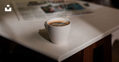 테이블 위에 앉아 커피 한 잔 사진 Unsplash의 무료 커피 이미지