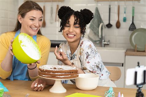 케이크를 만드는 방법비디오를 촬영하는 두 명의 쾌활한 음식 블로거 20 24세에 대한 스톡 사진 및 기타 이미지 20 24세